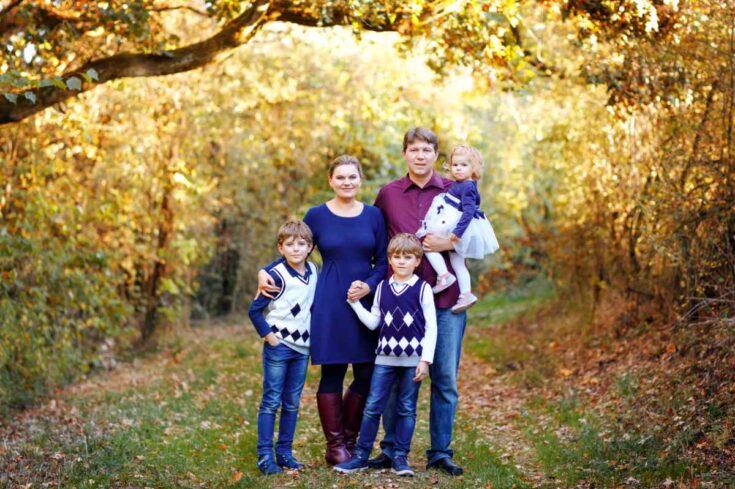 12+ Great Fall Family Pictures Outfit Ideas - The (mostly) Simple Life